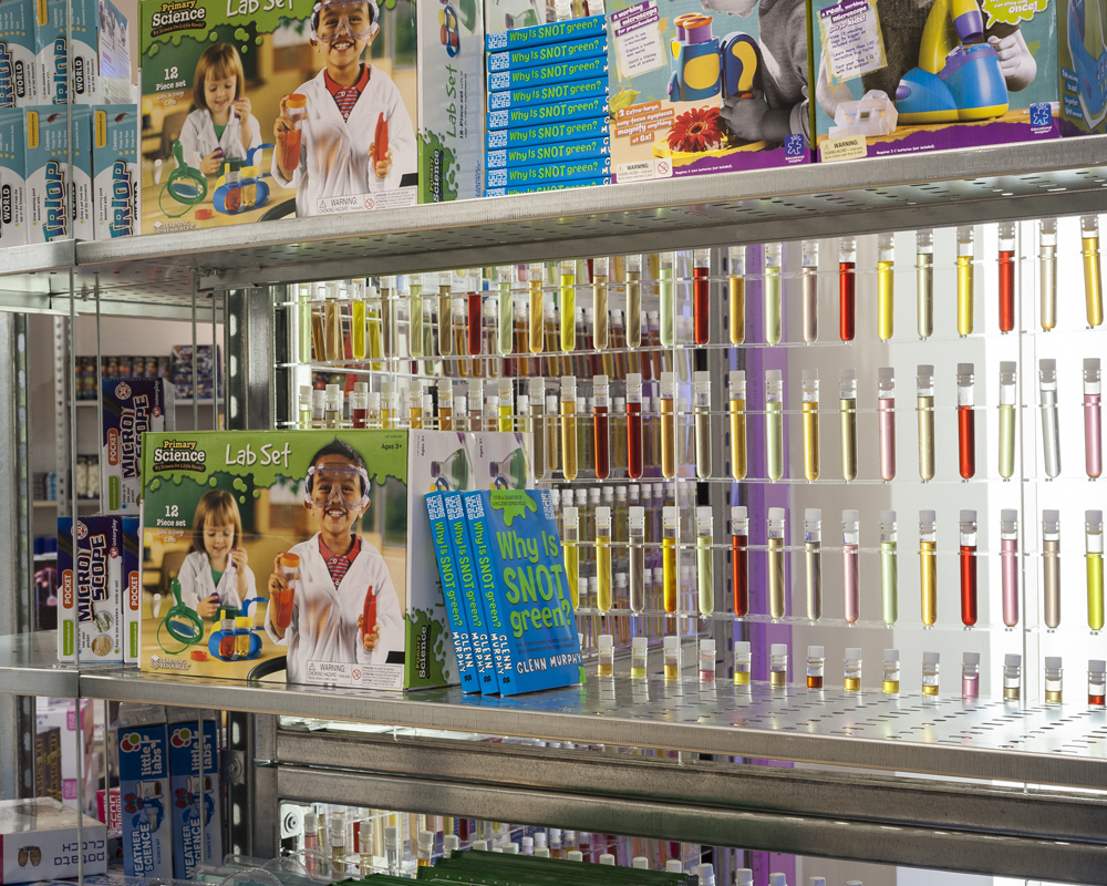 A pop-up store for the Science Museum made from 4000 test-tubes ...